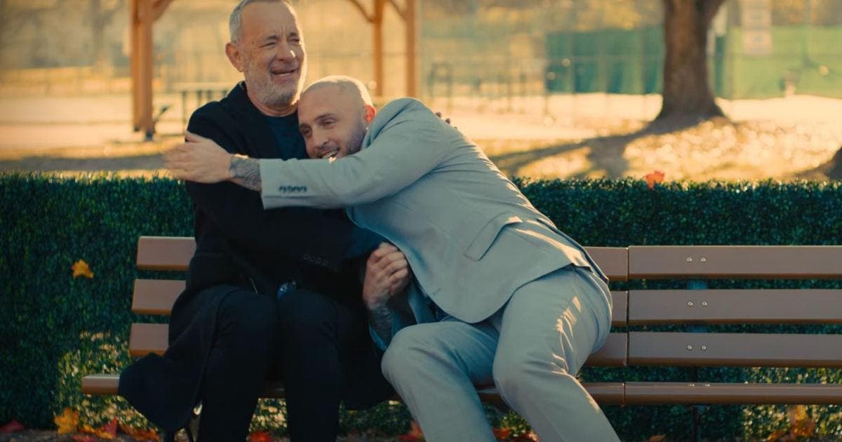 Tom Hanks y su hijo Chet recrean icónica escena de Forrest Gump en video musical | Diario de México